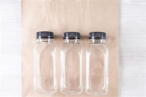 모형 장면 제작자 종이 봉투 3 개의 플라스틱 병 복사 공간이 있는 회색 배경에 친환경 식품 포장 및 면 에코 백 케이터링 및 길거리 패스트푸드용 용기 가방에 대한 스톡