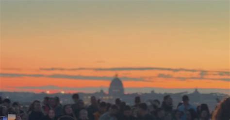 Multidão Observando O Pôr Do Sol Em Paris Com Vista Para A Sacré Cœur