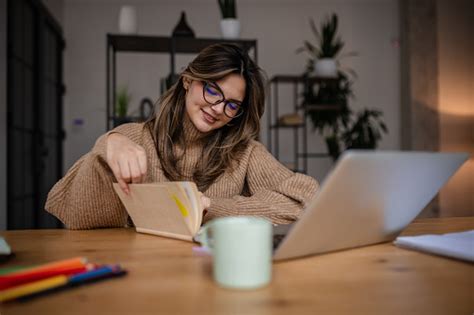 아늑하고 잘 꾸며진 홈 오피스의 책상에서 일하면서 책을 읽고 있는 여성 가정 생활에 대한 스톡 사진 및 기타 이미지 가정 생활 가정의 방 거실 Istock