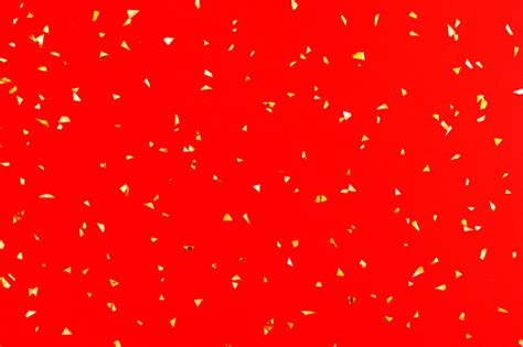 빨간색 배경에 황금 떨어지는 색종이 크리스마스 개념입니다 플랫 레이 상단 보기 0명에 대한 스톡 사진 및 기타 이미지 0명 12월 가문비나무 Istock