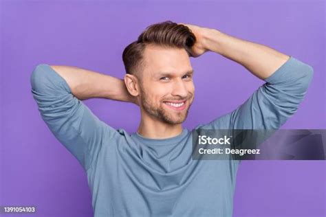 귀여운 갈색 머리의 사진 남자 손 머리 착용 트렌드 천은 보라색 배경에 고립 금발 머리에 대한 스톡 사진 및 기타 이미지 금발 머리 남자 남자들만 Istock