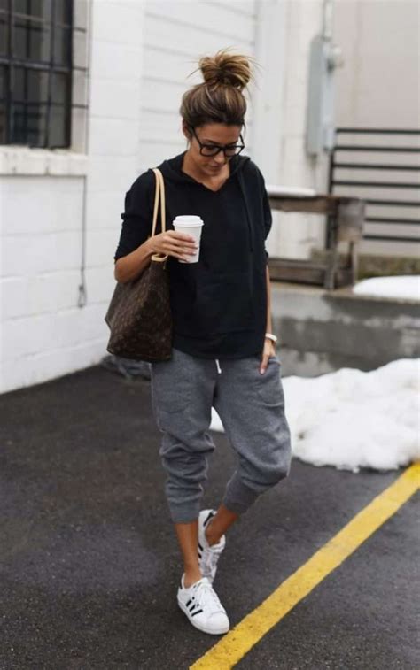 С чем носить женские джоггеры в 2024 30 стильных образов