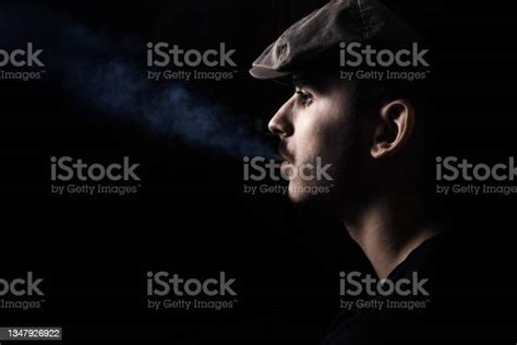 콧수염과 검은 색 어두운 배경에 모자를 가진 남자는 담배 연기를 불고 남자에 대한 스톡 사진 및 기타 이미지 남자 모자 모자류 옆모습 Istock