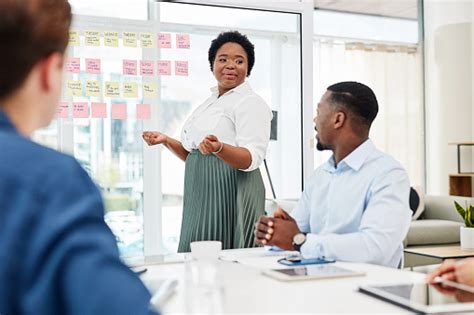 사무실에서 동료들에게 프리젠 테이션을하는 젊은 사업가의 샷 20 24세에 대한 스톡 사진 및 기타 이미지 20 24세 20 29세 25 29세 Istock