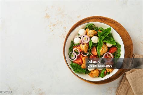 판자넬라 빵 샐러드 토마토 모짜렐라 볼 바질 양파 빵을 곁들인 이탈리아의 전통 음식 전통 이탈리아 요리 맨 위 보기입니다 공간을 복사합니다 0명에 대한 스톡 사진 및 기타