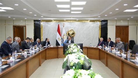 وزير قطاع الأعمال العام يبحث دعم صناعة الإطارات في مصر