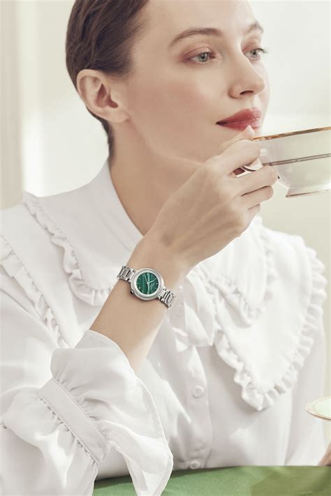 턱에 손을 얹은 여자 사진 Unsplash의 무료 회색 이미지