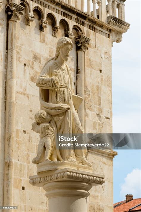 대성당의 세인트 로렌스 트로 기 르 크로아티아에 로마네스크고딕에 로마 가톨릭 트리플 로드 대성당에 동상 유네스코 세계 유산 건물 정면에 대한 스톡 사진 및 기타 이미지