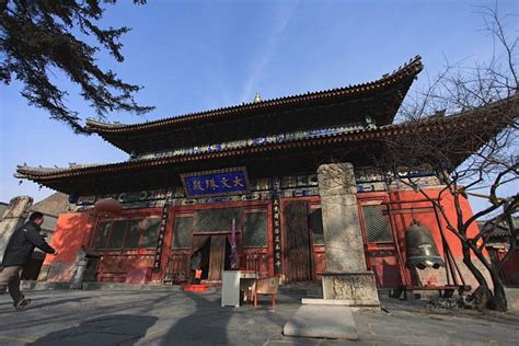 五爷庙：又称五龙王殿，是坐北向南建筑。五爷庙创建于清代，民国年间重修时，增建了殿外前庭。殿内除了供金脸龙王老五外，在他背后也左右排列了大爷、二爷、龙母、三爷、雨的塑像。