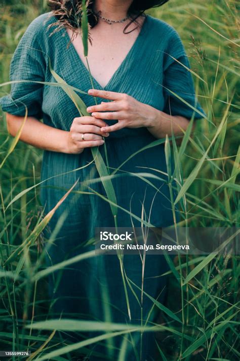 신체 세부 사항 어두운 배경에 여성 손바닥 손과 손가락의 아름다운 퍼지와 초점을 맞춘 이미지 가리키기에 대한 스톡 사진 및 기타 이미지 Istock