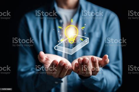 가상 전구를 들고 있는 남자와 학습 교육으로 책을 읽는다 창의적 사고 아이디어 및 문제 해결 솔루션에 대한 지식 학습 E러닝 온라인 교육 과정 학위 증명서 검사 보기에 대한