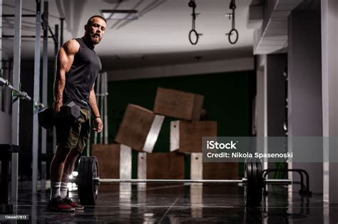 역도에 대 한 준비 근육 운동 선수 피트니스 스튜디오에서 트레이너 권투 스포츠에 대한 스톡 사진 및 기타 이미지 권투 스포츠 점프 30 34세 Istock