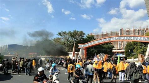 Macet Panjang Jl AP Pettarani Makassar Akibat Demo Depan Menara Pinisi Ini Jalur Alternatif