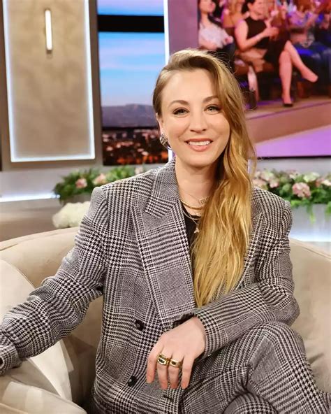 Kaley Cuoco Joufflue Pregnant Kaley Cuoco Displays Her Growing Bump In