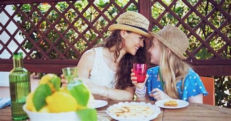 크로스타타 녹색 물병 현지 농장 레몬 접시가 파티오에서 점심을 먹고 있는 테이블에 앉아 있는 행복한 트렌디한 엄마와 딸 사진 Unsplash의 바깥 이미지