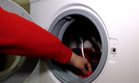 Як правильно прати чорний одяг секрет який поверне барви вашим речам