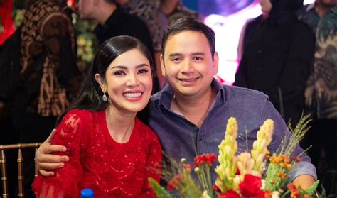Hot Gossip Nikita Mirzani Histeris Di Ruang Sidang Nindy Ayunda Dan Dito Mahendra Go Public