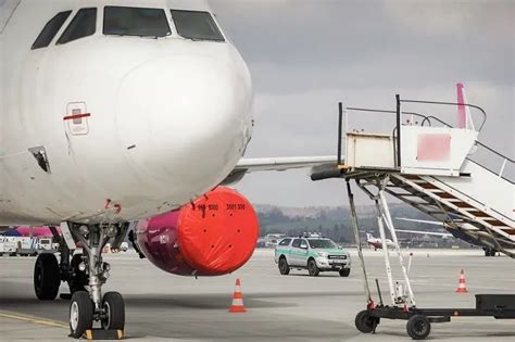 Szokuj Ce Sceny Na Lotnisku Krak W Balice Para Wbieg A Na P Yt Tu Przed Startem Samolotu