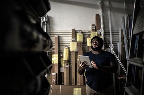 저장실에서 디지털 태블릿으로 작업하는 중간 성인 남자 창고에 대한 스톡 사진 및 기타 이미지 창고 컴퓨터 판매 관련 직업 Istock