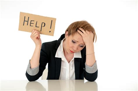 젊은 아름 다운 빨간 머리 백인 비즈니스 여자 압도 하 고 도움말 기호를 들고 절망 스트레스를 찾고 지루해 좌절 화가 직장에서 불행 한 비즈니스 좌절 개념입니다 걱정하는에