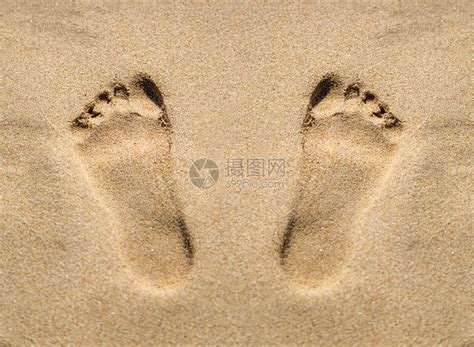沙中脚印高清图片下载 正版图片504826472 摄图网