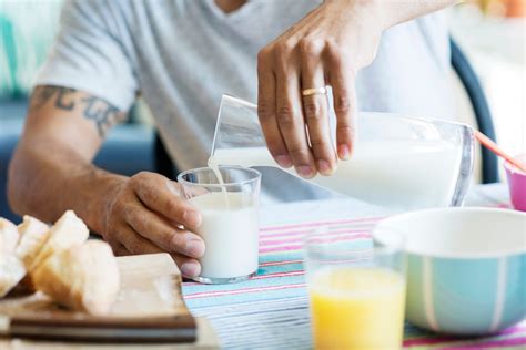 Soy Milk Vs Almond Milk How Their Nutrition Differs The Healthy