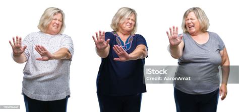 고립 된 배경 위에 고위 뚱뚱한 여자의 콜라주 혐오 식 불쾌 하 고 혐오 얼굴을 하 고 두려워 혐오 반응 때문에 손을 올려