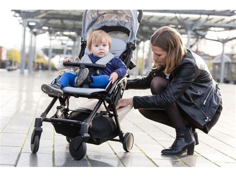 Promenade avec un bébé poussette face parent ou face route