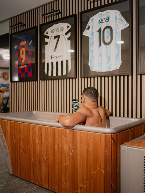 رونمایی رونالد آرائوخو از یادگاری‌های مسی، رونالدو، سوارز و رونالدینیو