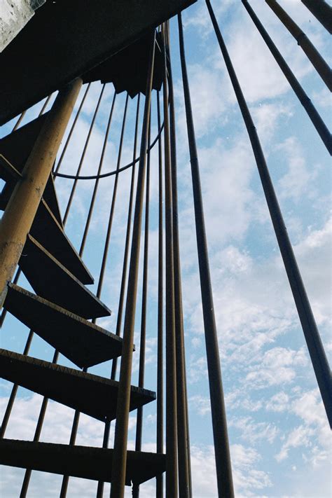 집 밖의 건설 건축 건축 세부 사항 건축 특징 건축하다 경치가 좋은 계단 공공구조 관광 관광지 관념적인 관찰 구조 기하학적 인 나선형 노란색