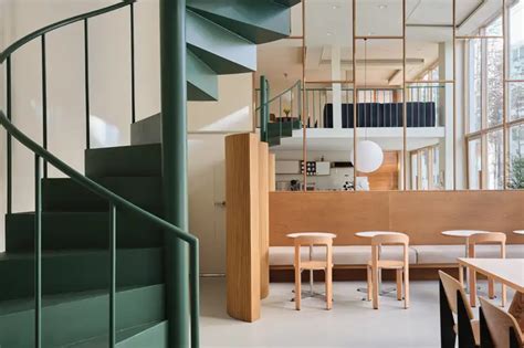 그린 컬러 금속 계단으로 포인트를 준 20평 모던 카페 인테리어 김포 마산동