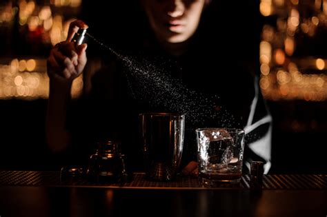 바텐더가 셰이 커와 분무기로 칵테일을 만드는 어두운 초상화 가린 얼굴에 대한 스톡 사진 및 기타 이미지 가린 얼굴 강철 검은색 Istock