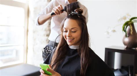 Gen Z Girl Tells Millennial Hair Stylist That Sending Memes Shows