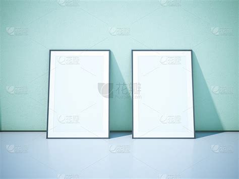 两个空白的黑色相框