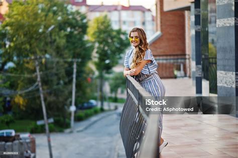 줄무늬 전반적인 포즈 모자와 거리에 배낭에 아름 다운 모델의 초상화 개념에 대한 스톡 사진 및 기타 이미지 개념 개념과 주제 건축물 Istock