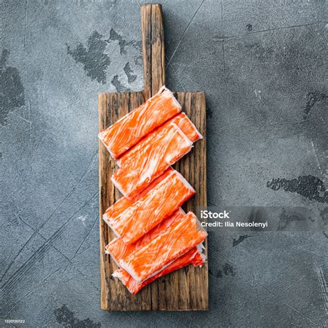 신선한 게 고기 스틱 수리미 와 푸른 수영 게 나무 도마에 회색 배경에 상단 보기 플랫 레이 갈고리 발톱에 대한 스톡 사진 및 기타 이미지 Istock