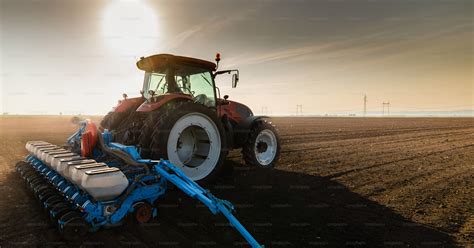 트랙터 파종을 가진 농부 농업 분야에서 작물을 파종 식물 밀 사진 Unsplash의 세르비아 이미지
