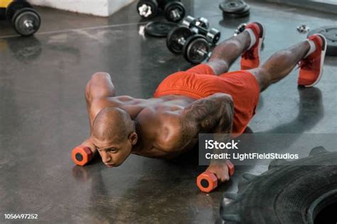 푸시를 하 고 젊은 아프리카계 미국인 운동가의 선택적 초점 체육관에서 아령과 Ups 근육에 대한 스톡 사진 및 기타 이미지 근육 근육질 체격 남자 Istock
