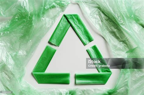 흰색 바탕에 녹색 일회용 비닐 봉지로 만든 재활용 기호 폐기물 감소 환경 친화적 재활용 개념 폴리에틸렌 패킷의 오염 비닐 봉지 없는 날 0명에 대한 스톡 사진 및 기타