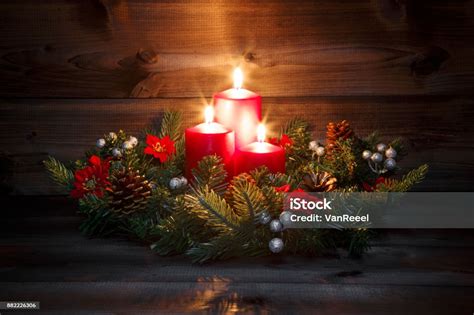 세 번째 출현3 빨간색 레코딩 촛불 축제 분위기와 나무 배경에 장식된 출현 화 환 꽃 식물에 대한 스톡 사진 및 기타 이미지 꽃 식물 대림환 12월 Istock