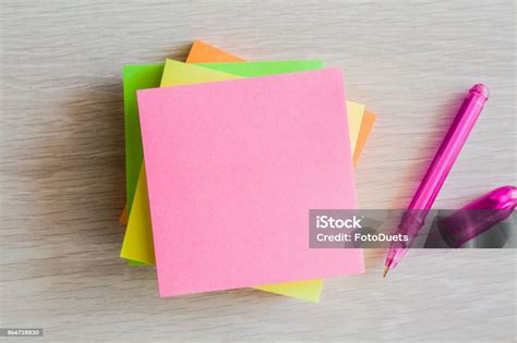 중요 한 아이디어 계획 기억 메시지 칭찬 또는 긍정적인 분위기와 다른 텍스트에 대 한 다채로운 스티커 메모에 빈 장소 알림 개념입니다 최고의 볼 수 있습니다 감사에 대한