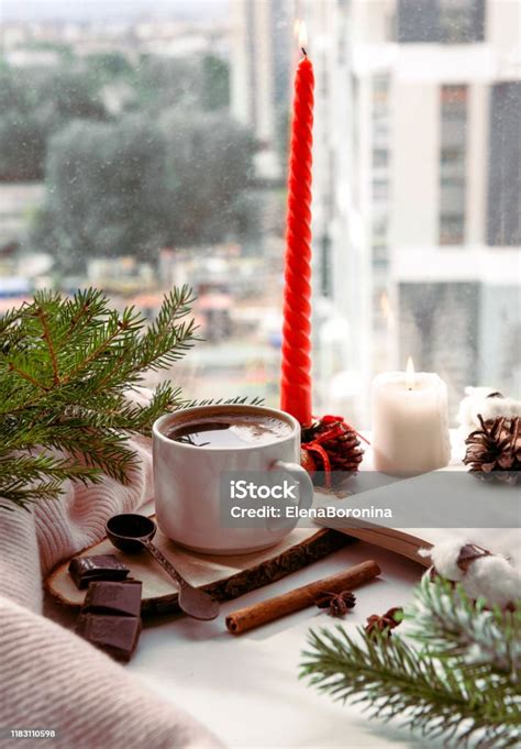 1 블랙 커피 한 잔 창가비 가지 열린 책 원뿔 양초 숟가락 초콜릿 조각 0명에 대한 스톡 사진 및 기타 이미지 0명 겨울