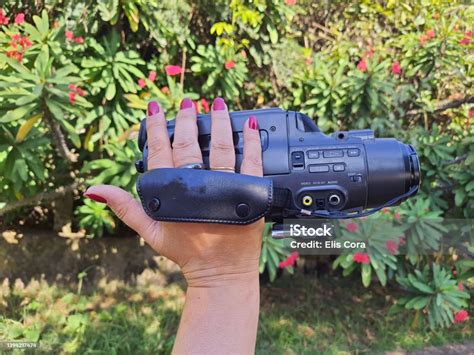 흐릿한 배경을 가진 정원에 빨간색으로 칠해진 손톱이있는 여성의 손에 개념의 복고풍 비디오 카메라 가정용 캠코더에 대한 스톡 사진 및 기타 이미지 Istock