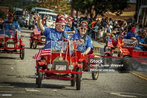 탈레쿠아 미국 베두인 신사 소방대 메인 스트리트 퍼레이드에서 미국 국기가있는 미니 소방차의 노인 전통 페스티벌에 대한 스톡 사진 및 기타 이미지 Istock