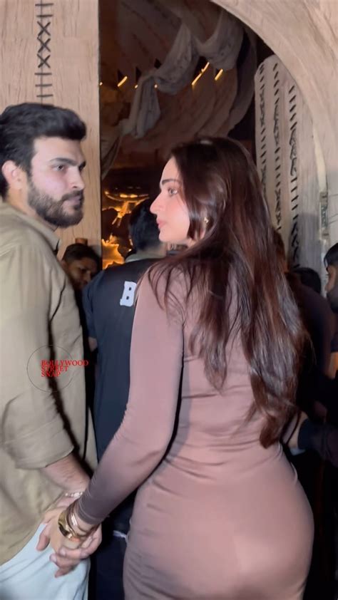 Bollywood Street Snap Hot And Fabulous Ayesha Khan Looking Her