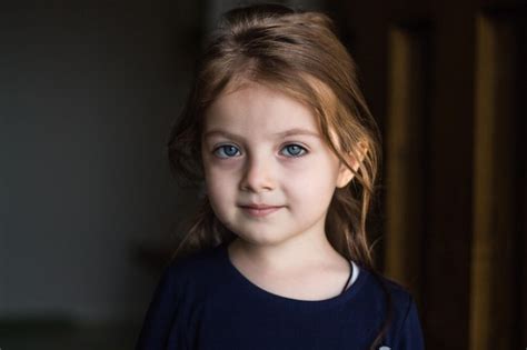 집에 있는 귀여운 소녀의 초상화 프리미엄 사진