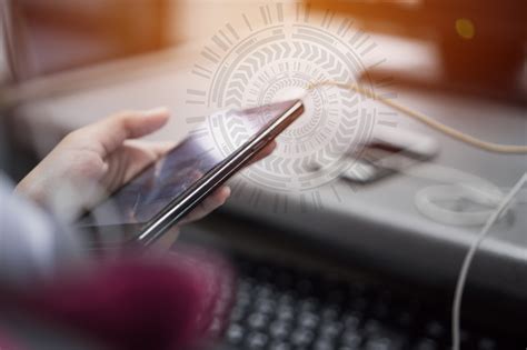 스마트 폰 개념에 의해 온라인 검색 소셜 네트워크 그래픽 및 디지털 인터페이스와 화면에 손가락을 가리키는 젊은 남자의 손 인공