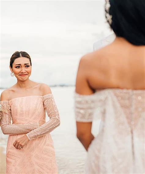 Photo Gallery “แก้ม วิชญาณี” สุดปริ่มร้องเพลงให้น้องสาวขณะเดินเข้าพิธีแต่งงาน