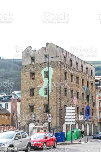 스페인 아스르투리아스 Leitariegos Valley에 있는 Cangas Del Narcea 마을의 전형적인 건물과 주택 0명에 대한 스톡 사진 및 기타 이미지 Istock