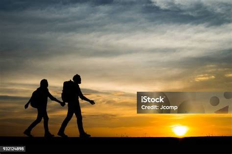 석양을 즐기는 배낭과 두 명의 등산객 실루엣 여행 개념입니다 실루엣에 대한 스톡 사진 및 기타 이미지 실루엣 2명 개념 Istock